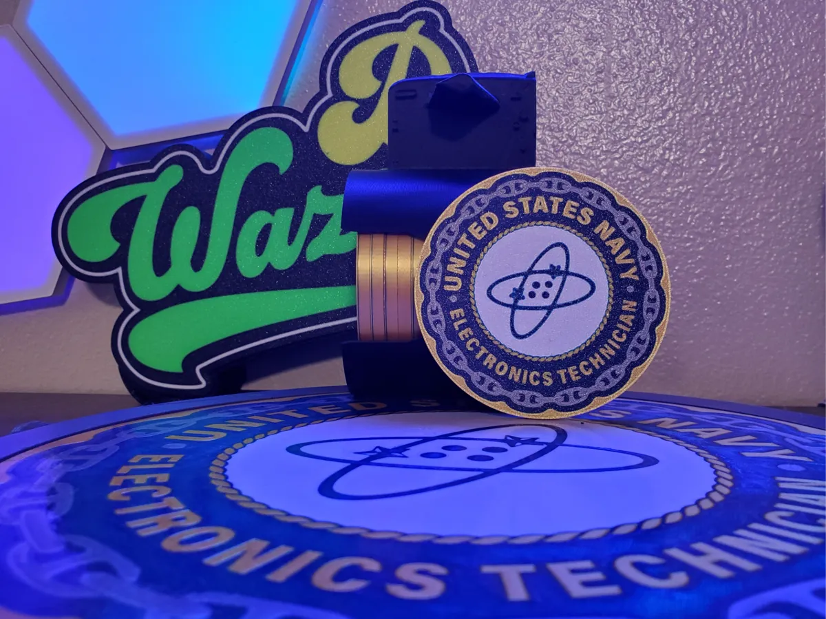 アメリカ海軍電子技術員コースターセット/壁掛け飾り 作成者： DaddyWazzy_TheCreator MakerWorld：無料3Dモデルをダウンロード