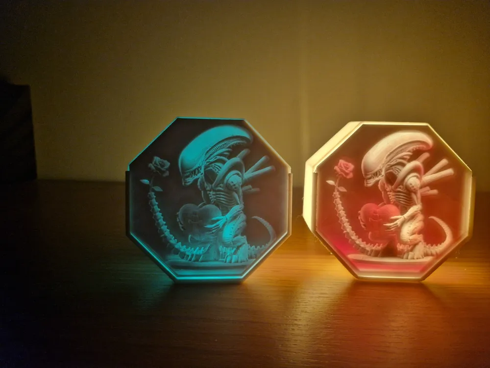 LITHOPHANE - Alien Xenomorph in love by Jendapce - MakerWorld