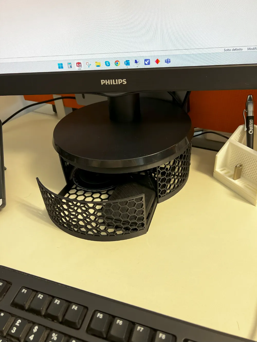 Desktop monitor lifter with hidden chest by Gabb.99 - MakerWorld