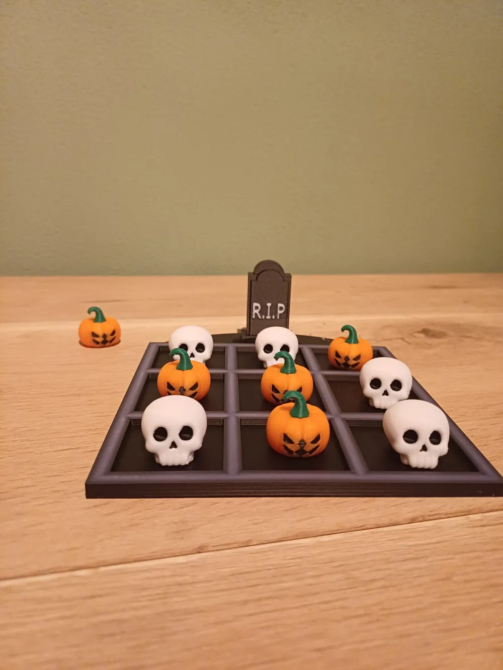 Spooky Tic-Tac-Toe: Pumpkins vs. Skulls Edition! by Koffiekoek ...