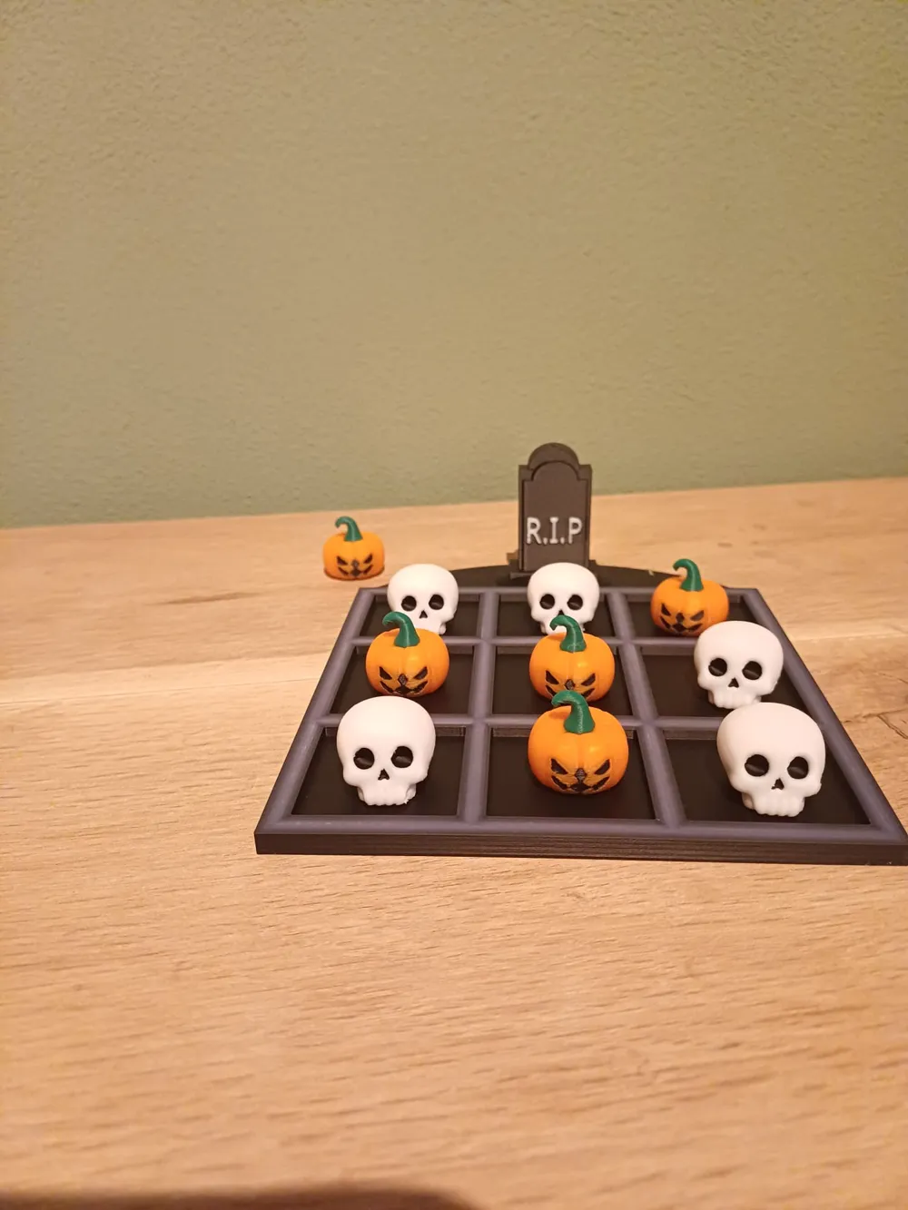 Spooky Tic-Tac-Toe: Pumpkins vs. Skulls Edition! by Koffiekoek ...
