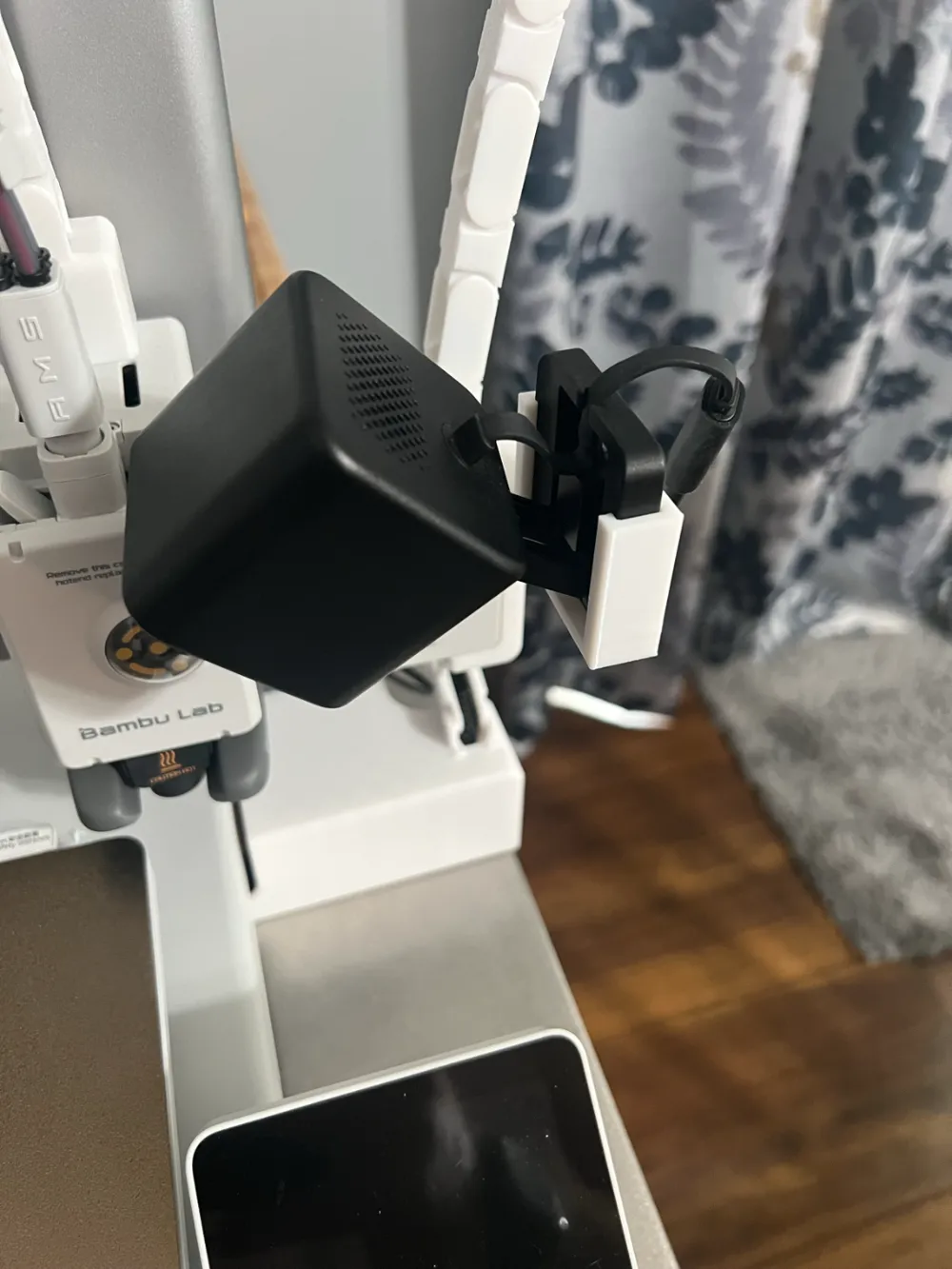 Wyze V4 Camera Mount - No X-Axis Cable Clip Remixed by Synyster Designs - MakerWorld