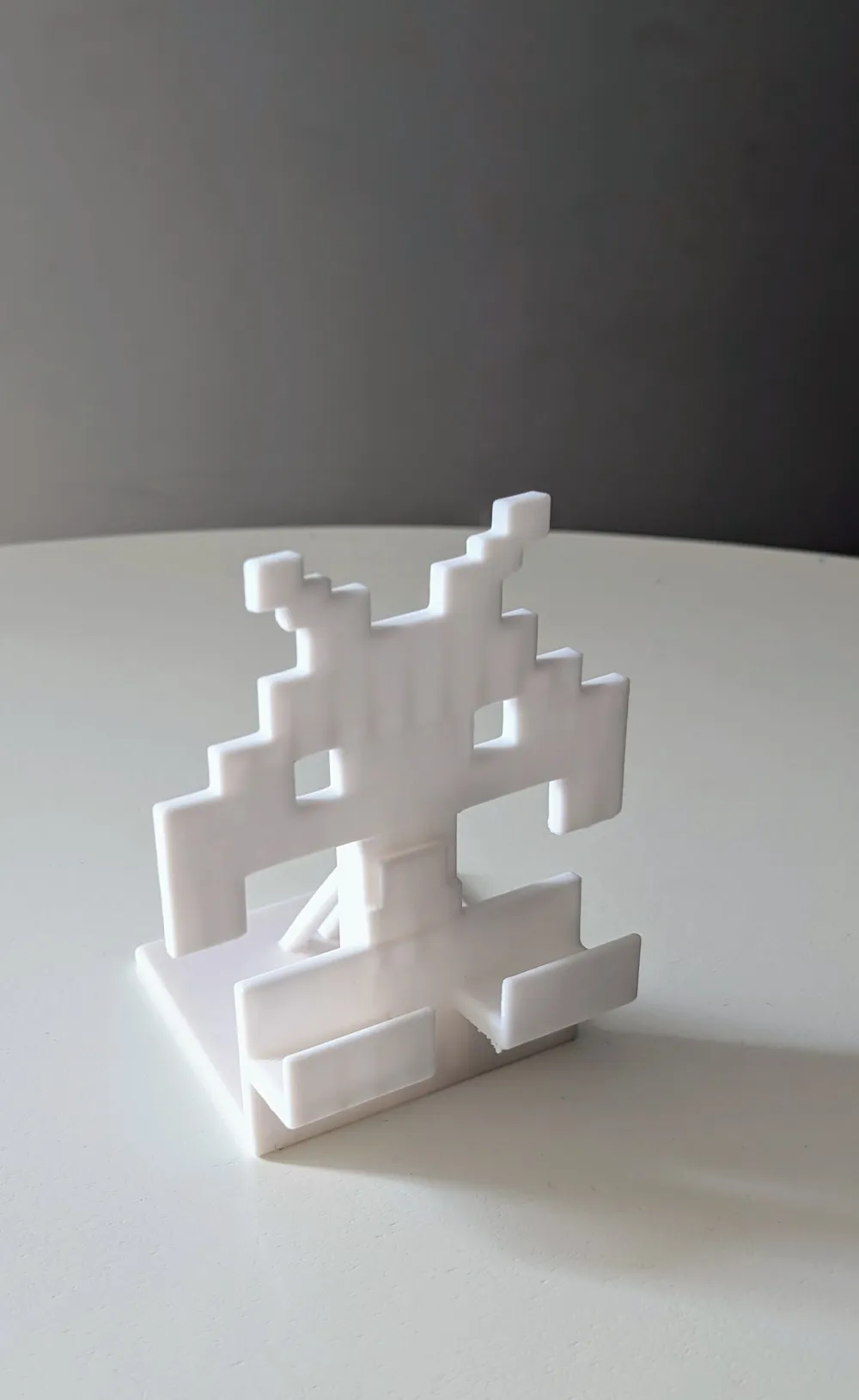 Space Invaders-phone stand by Adinhio MakerWorld: Download Free 3D Models