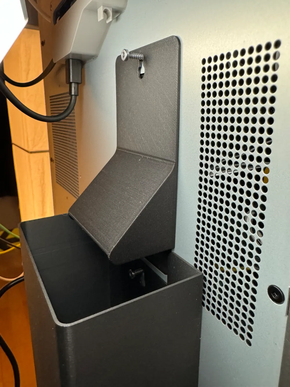 Chute Cover and Deflector - Screw mounted by Lukas - MakerWorld