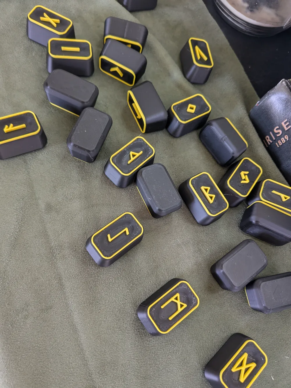 Runes de l'Elder Futhark - Runes nordiques traditionnelles par melverus ...