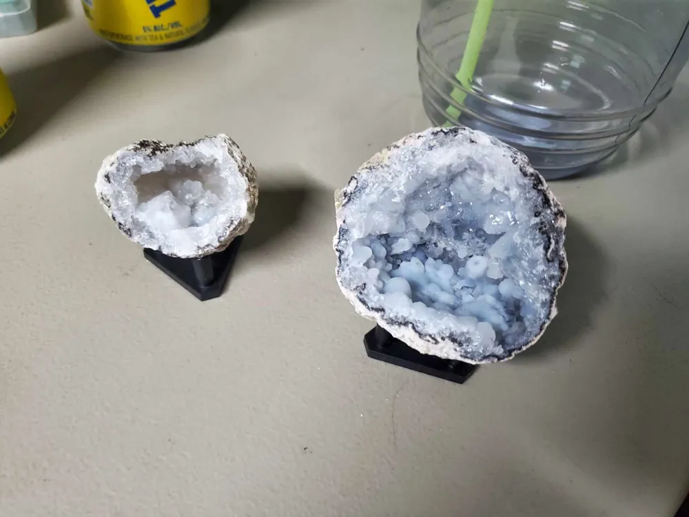 Rock Geode Display Stand by Lawargo MakerWorld: Download Free 3D Models