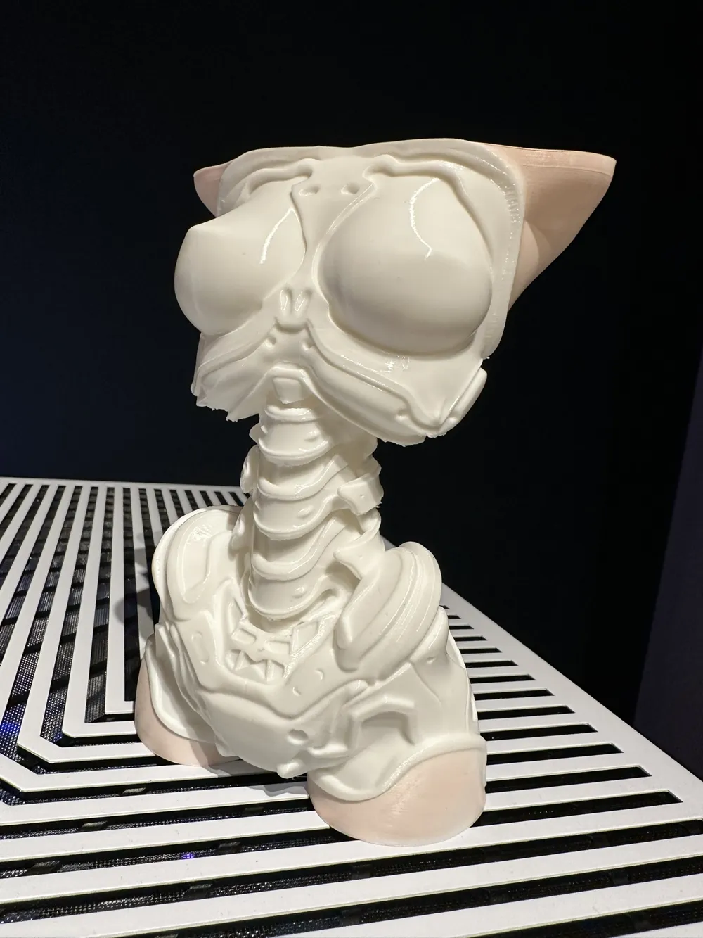 Cyborg shiny white bust - Free 3D Print Model - MakerWorld