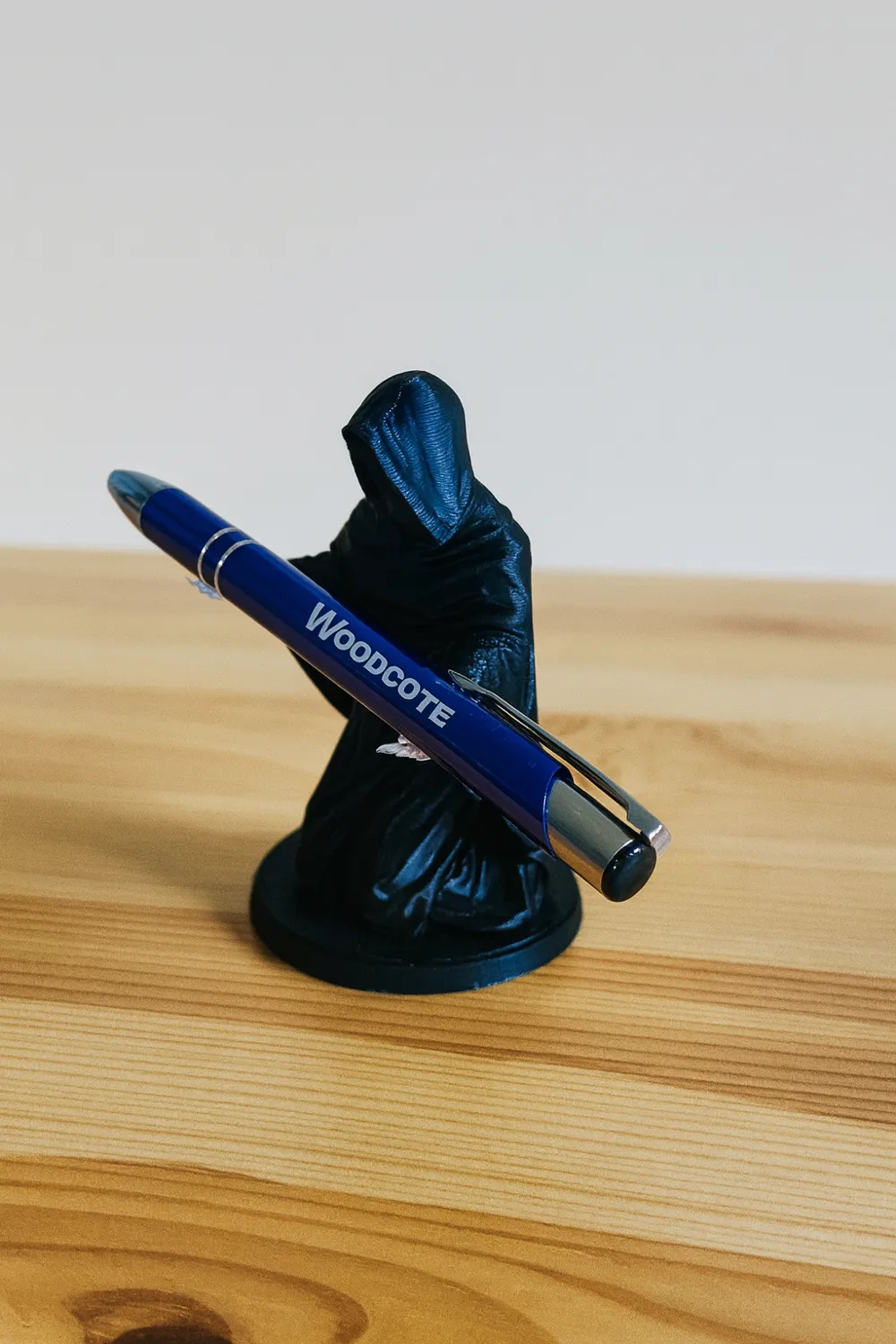 Death Pen Holder – Grim Reaper Kneeling - Free 3D Print Model - MakerWorld