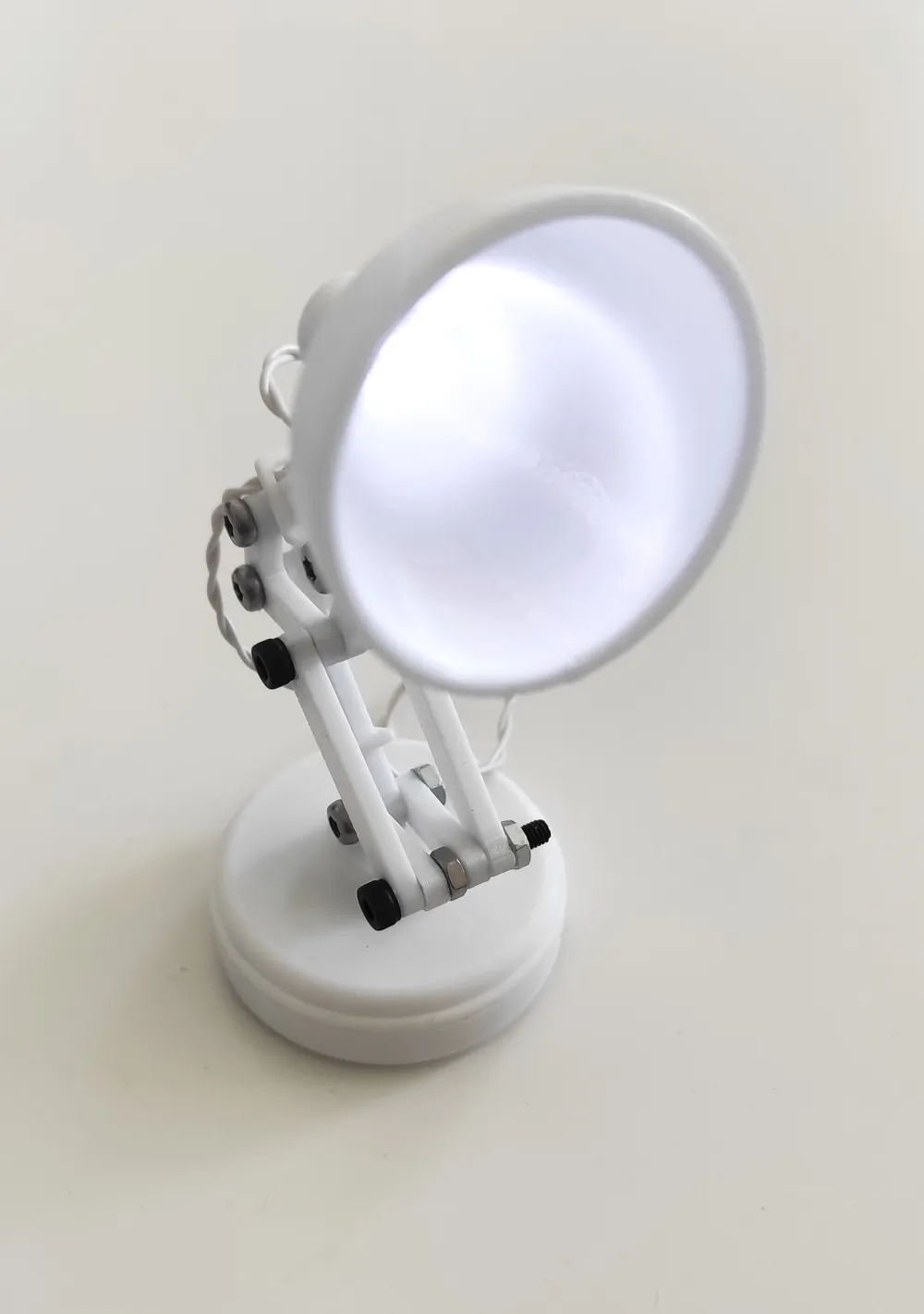 Tiny articulated LED desktop lamp by Hagenberg MakerWorld: Download ...