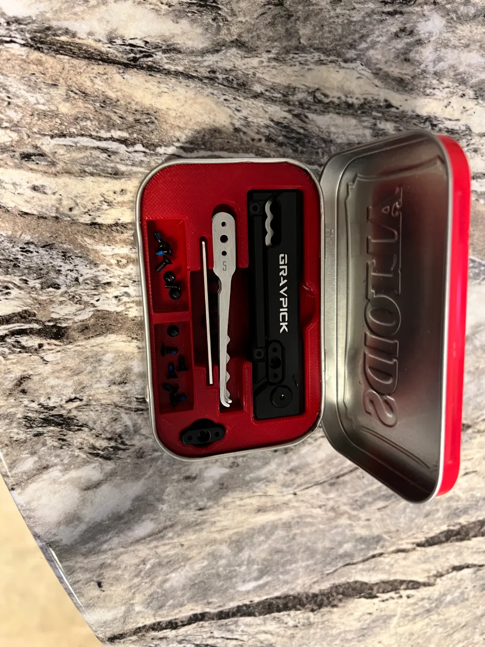 Support pour GravPick dans une boîte Altoids par yage502 - MakerWorld