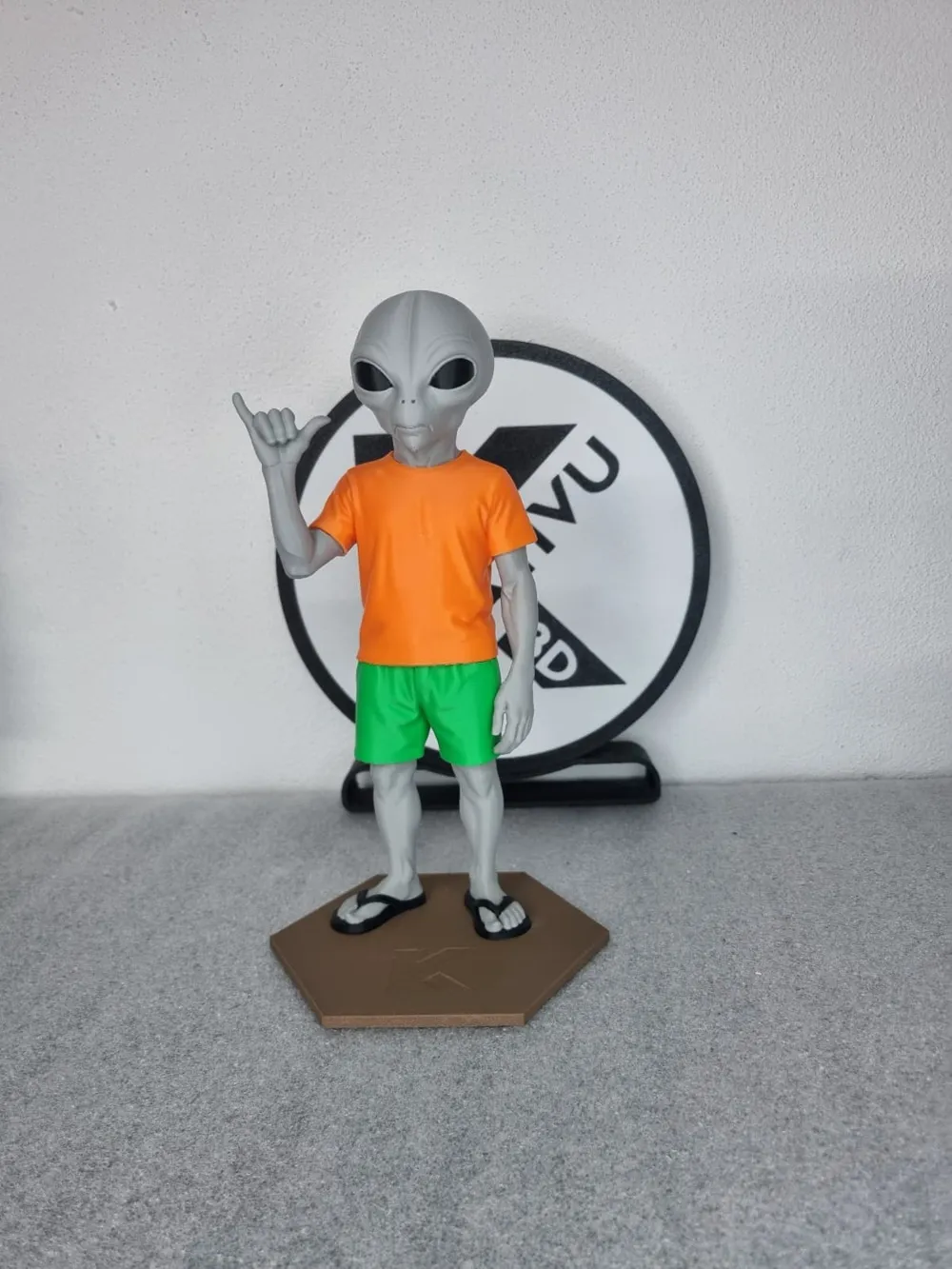 Hang Loose – 3D Alien Beach Statue - Free 3D Print Model - MakerWorld