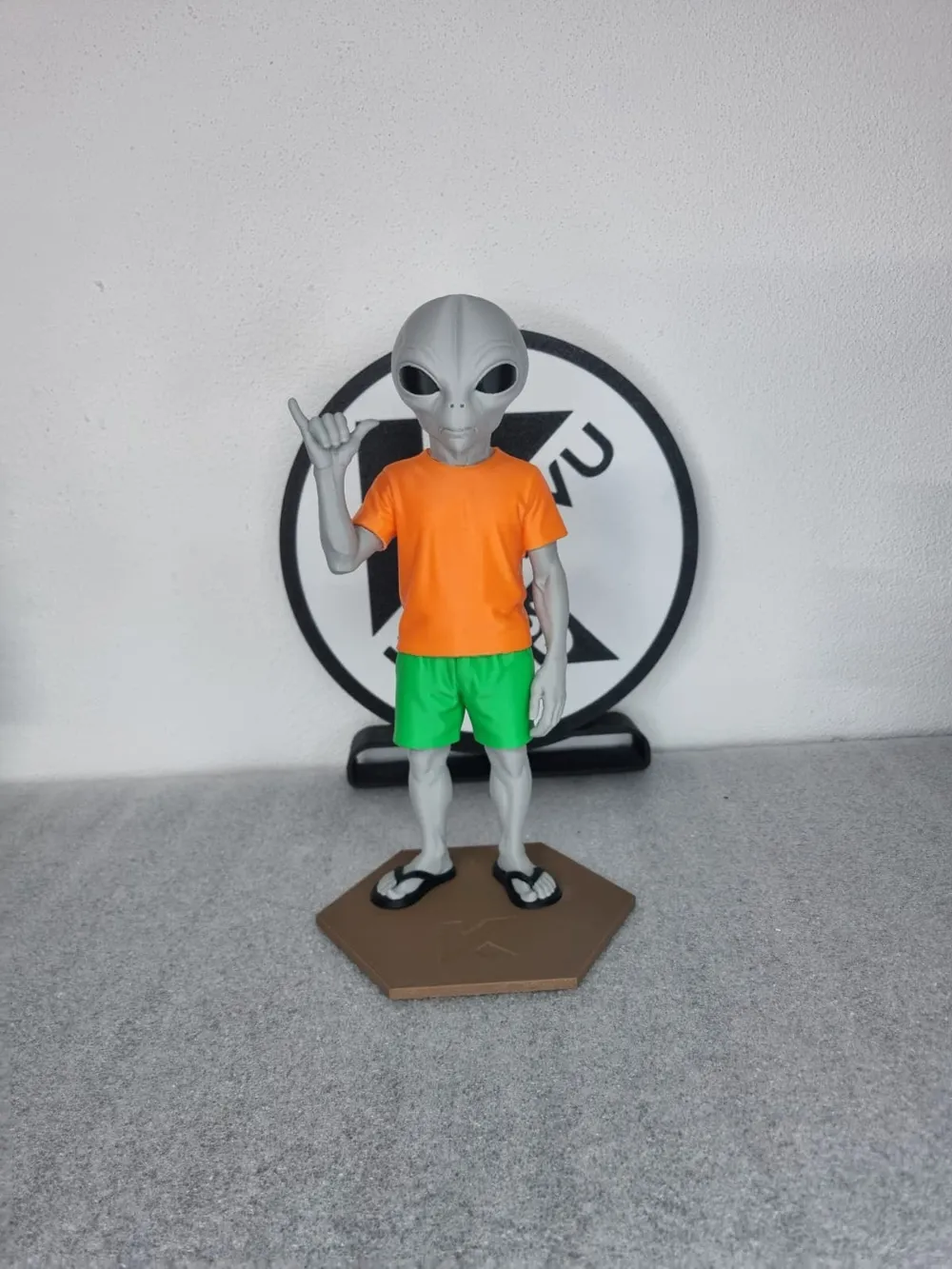 Hang Loose – 3D Alien Beach Statue - Free 3D Print Model - MakerWorld