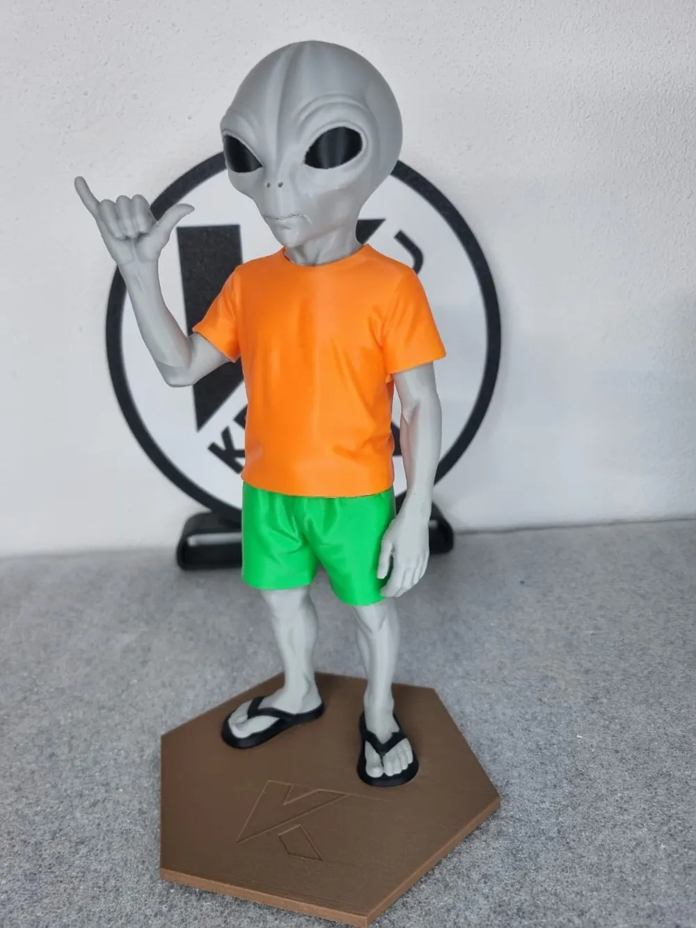 Hang Loose – 3D Alien Beach Statue - Free 3D Print Model - MakerWorld
