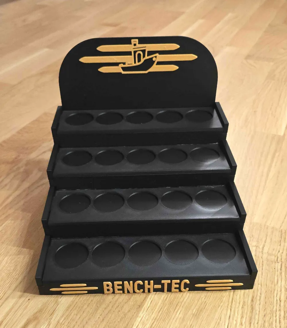 Benchy Display Stand (BENCH-TEC) Remixed by Pringlees - MakerWorld