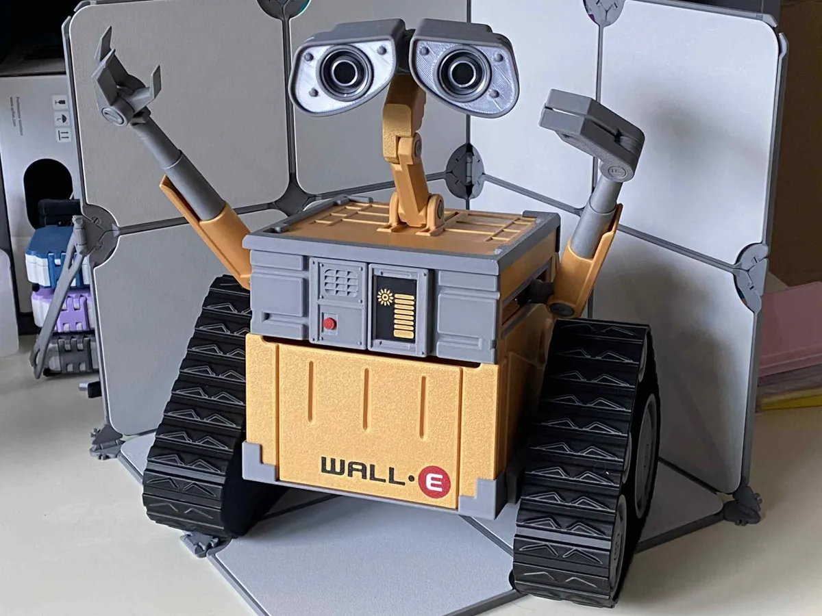 Posable WALL-E (Paper Dispenser) - Free 3D Print Model - MakerWorld