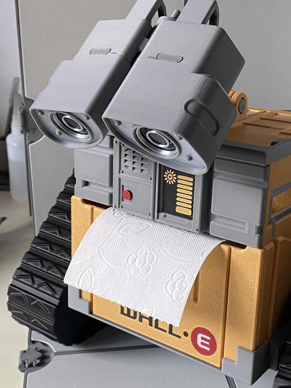 Posable WALL-E (Paper Dispenser) - Free 3D Print Model - MakerWorld