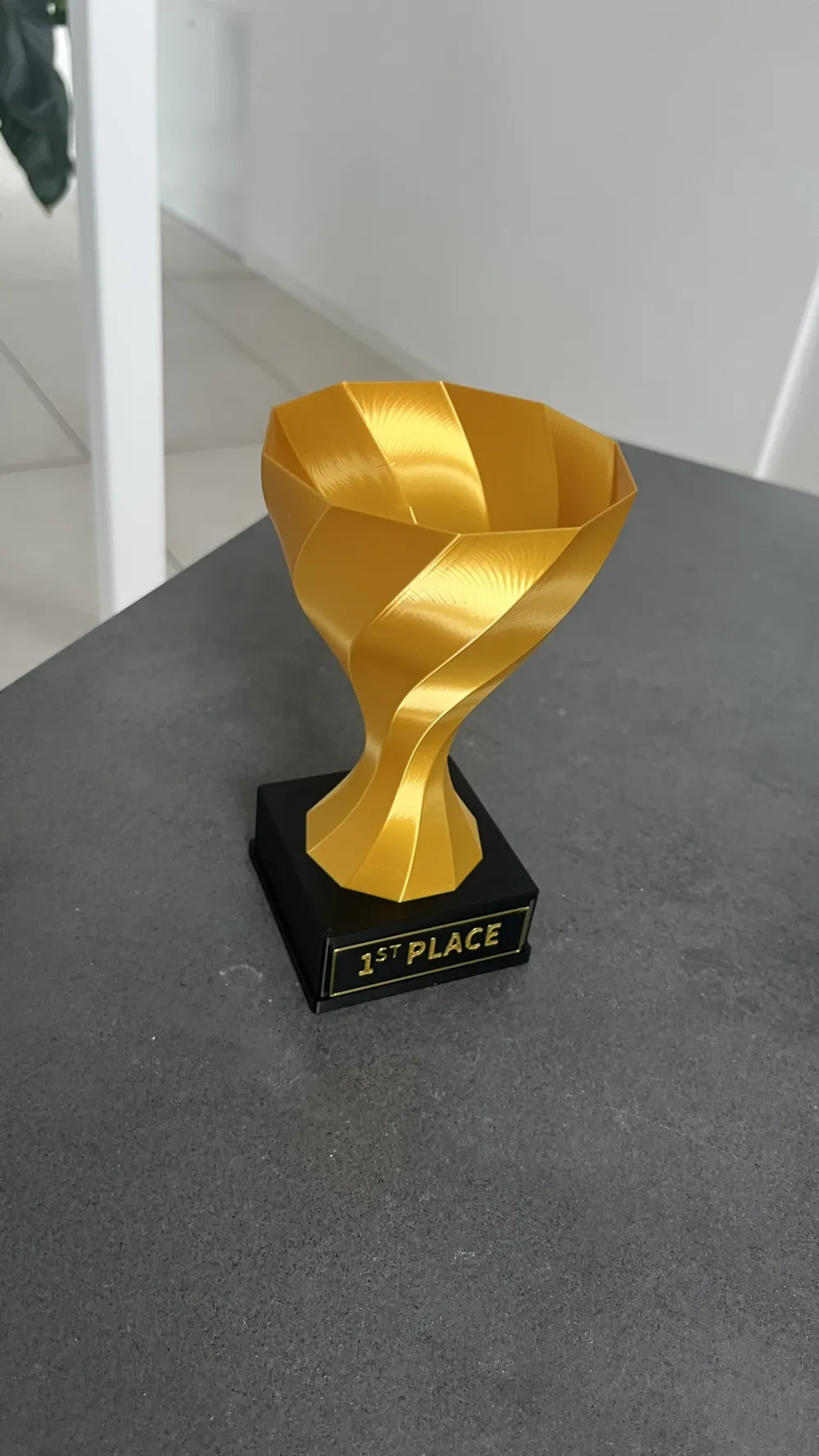 16cm tall trophy – customizable curved plaque - Free 3D Print Model ...