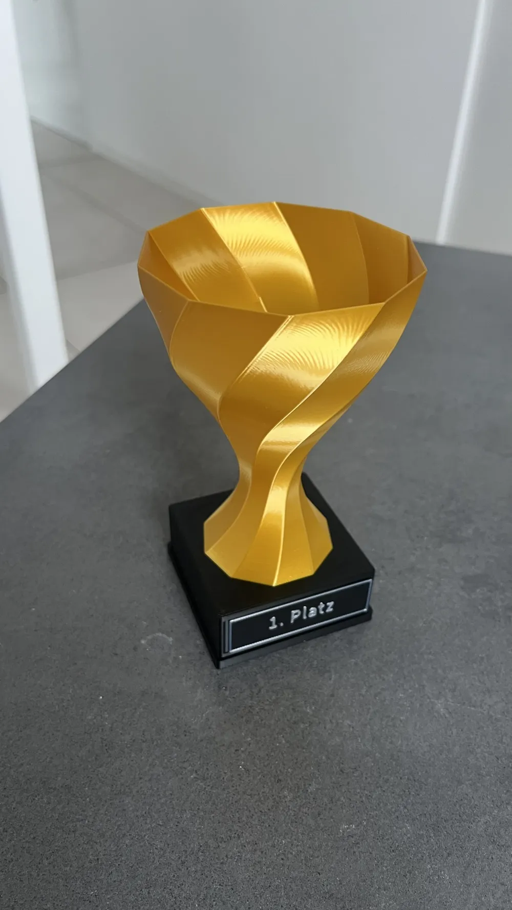 16cm tall trophy – customizable curved plaque - Free 3D Print Model ...