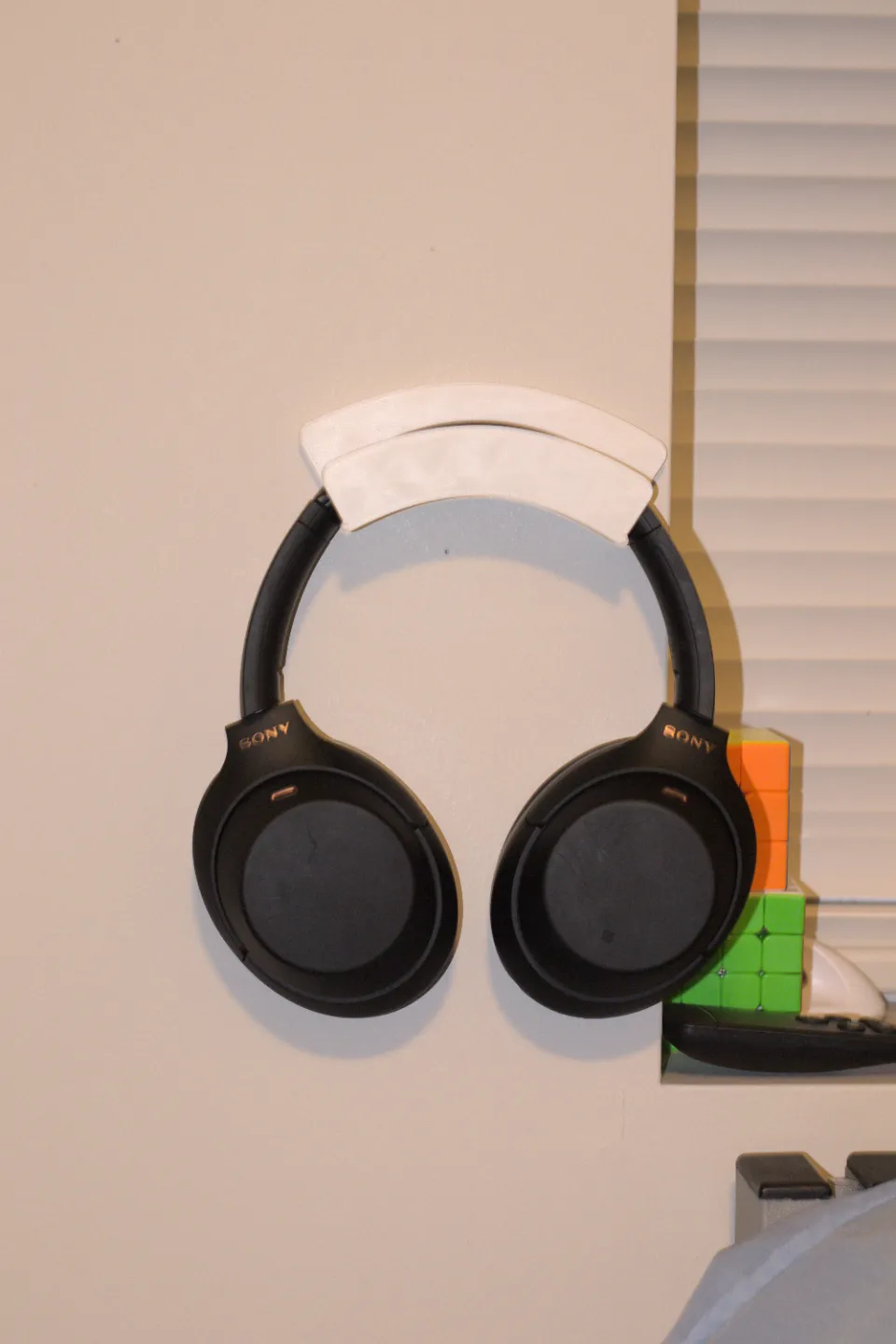Sony XM4 Wall Mount by aime.leon.lalo - MakerWorld