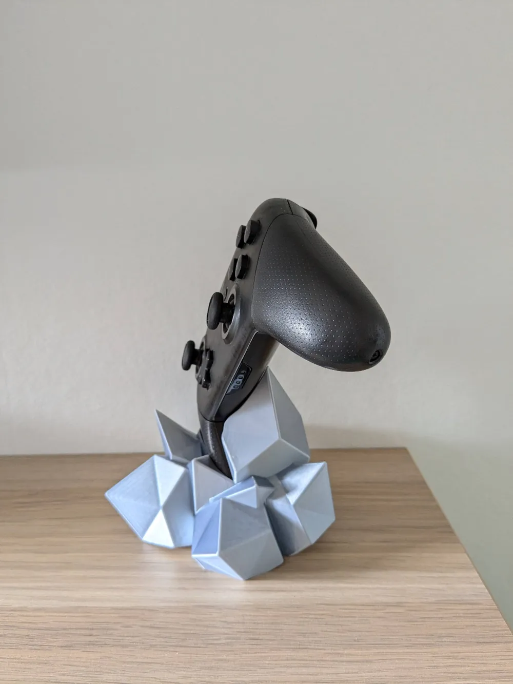 Nintendo Switch Pro Controller Stand / Crystal by Draahl MakerWorld ...