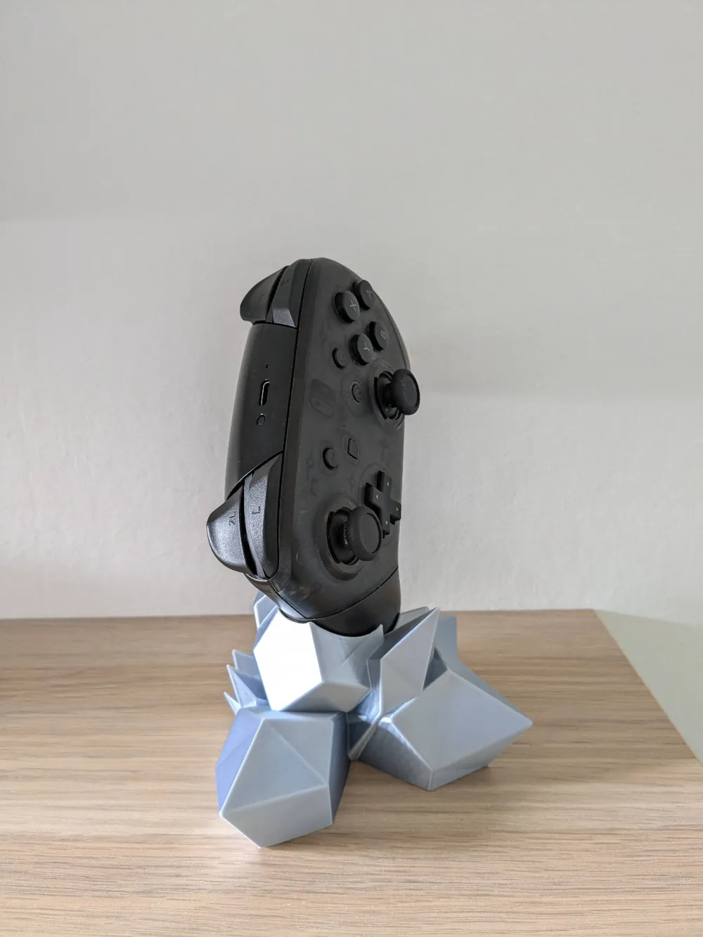 Nintendo Switch Pro Controller Stand / Crystal by Draahl - MakerWorld
