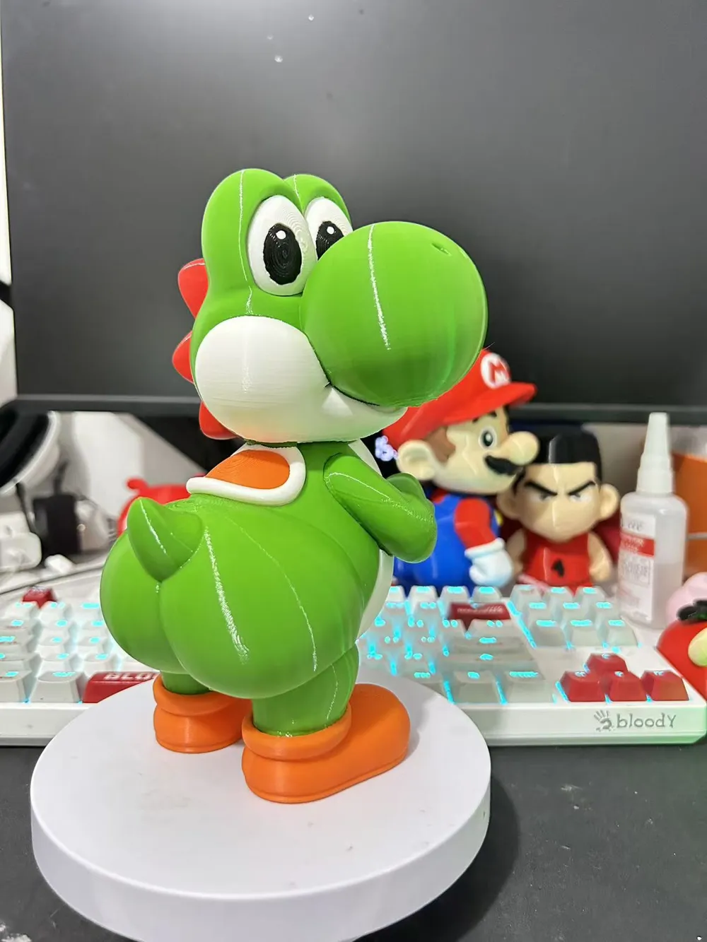 Chibi Yoshi mit sexy, aufgeworfenem Po - mehrfarbiger Split-Druck, kein ...