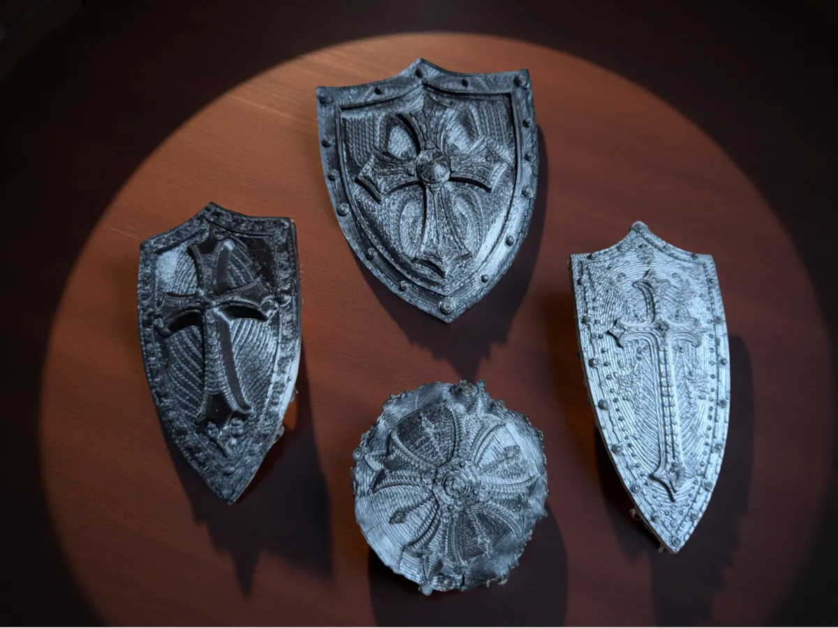 Miniatur knight shields - Free 3D Print Model - MakerWorld