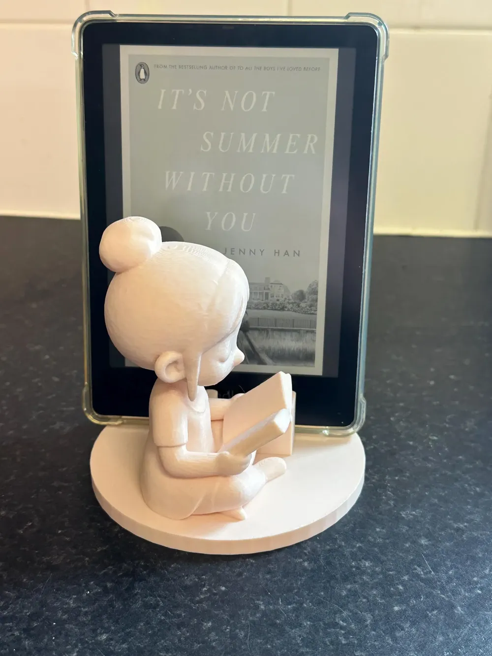 Kindle and Tablet Stand, Cosy girl Reading by DaanLAD MakerWorld ...