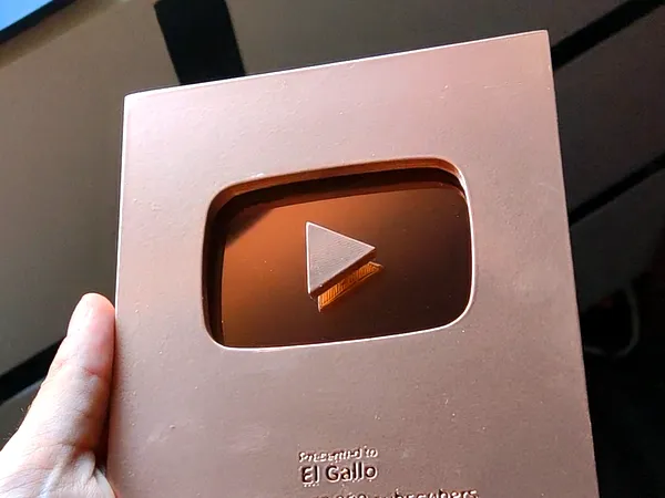 3D Printable Youtube Play Button (10.000 subs) by El Gallo MakerWorld ...