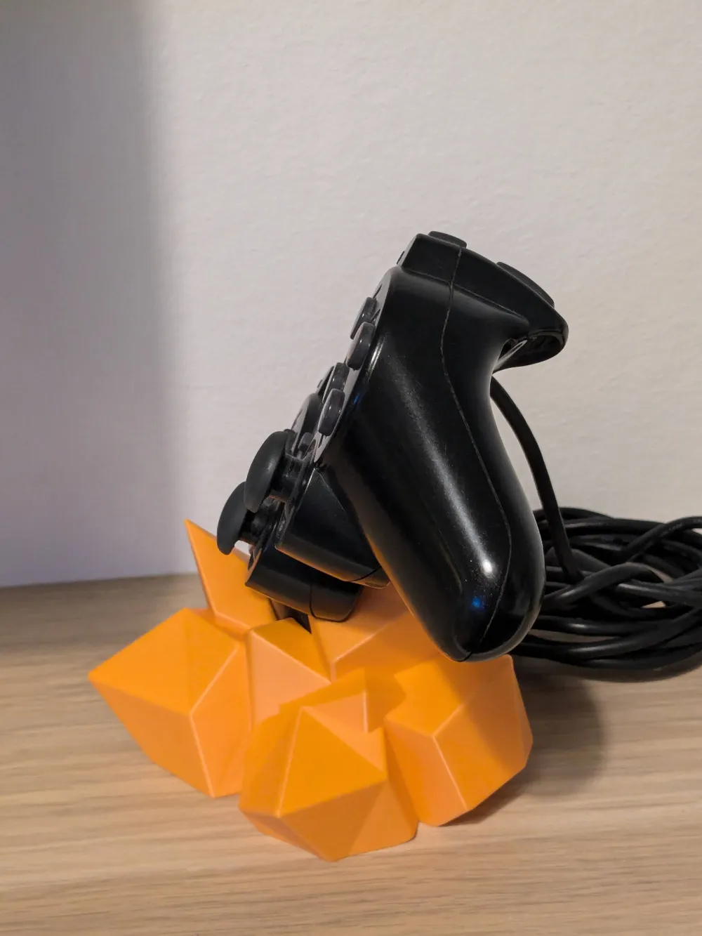 PlayStation 2 Controller Stand/DualShock 2 Crystal by Draahl - MakerWorld