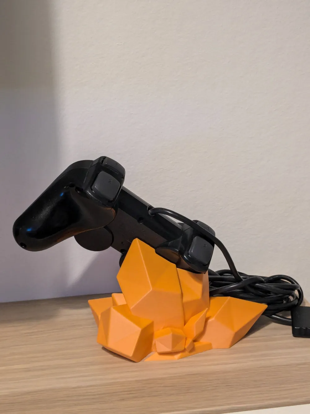 PlayStation 2 Controller Stand/DualShock 2 Crystal by Draahl - MakerWorld