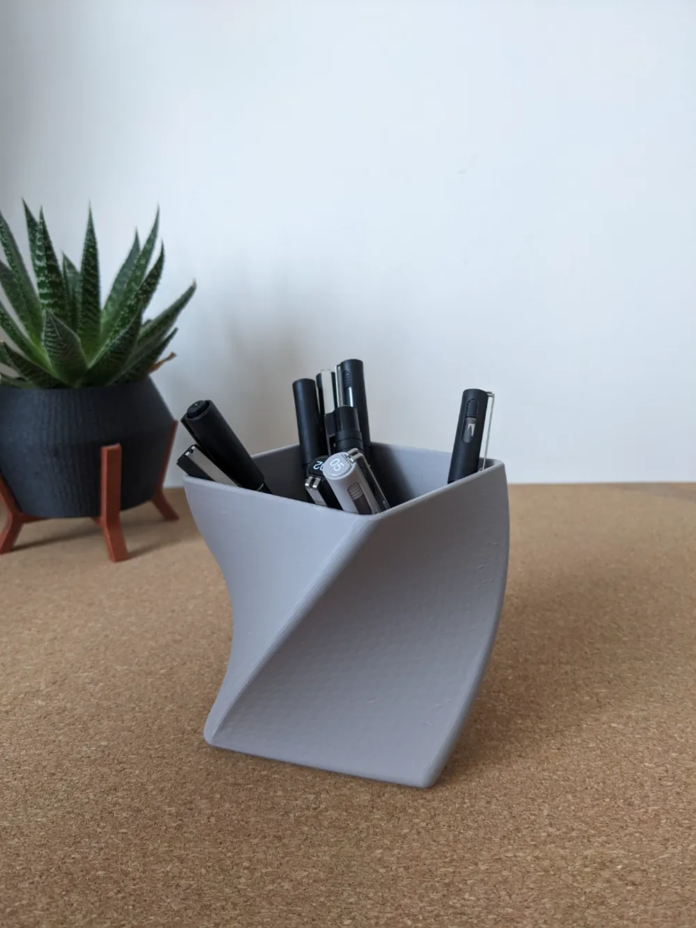 Twisted Desktop Pen Holder by Tycho Design - MakerWorld