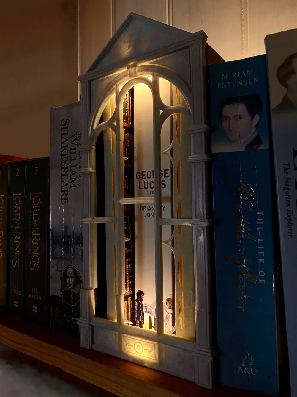 Book Showcase Book Nook - Free 3D Print Model - MakerWorld