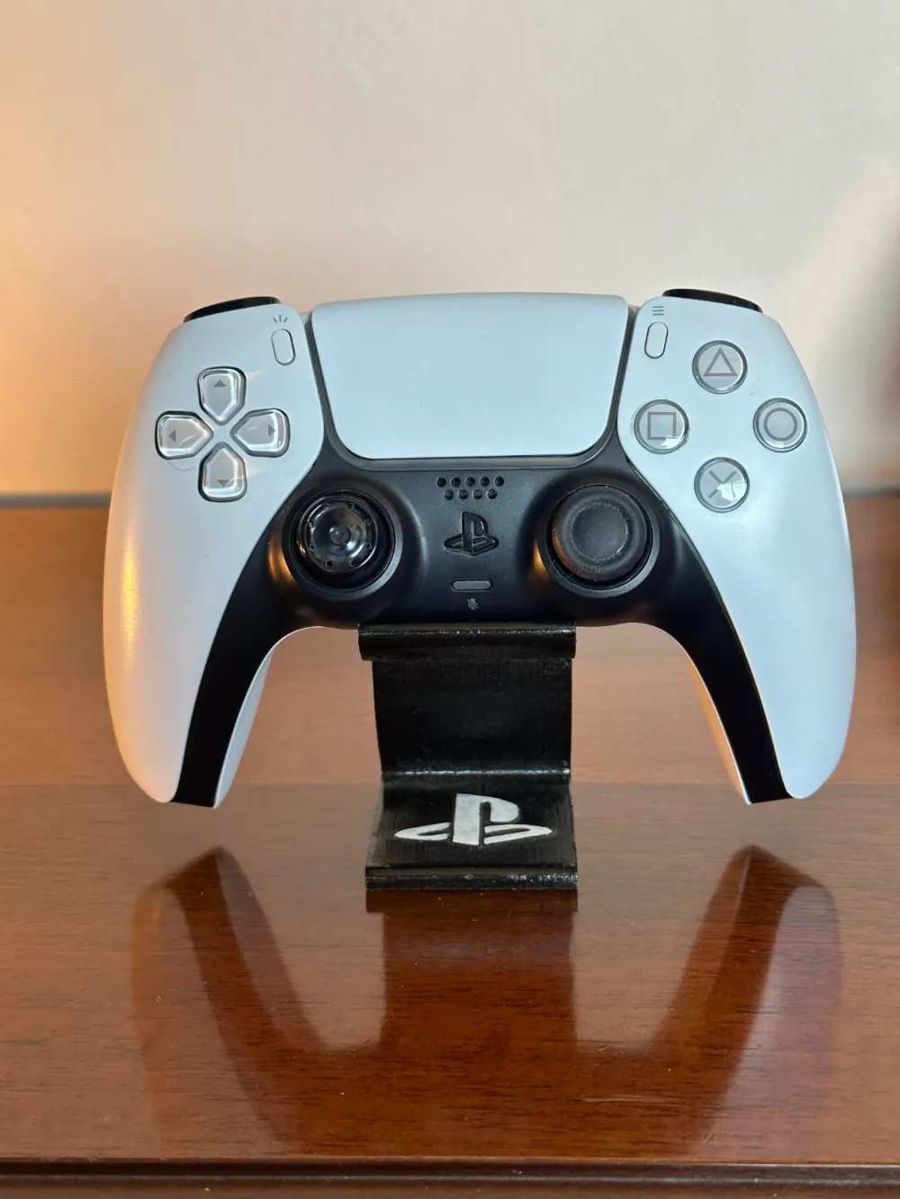 PS5 Dualsense controller stand "EASY TO PRINT" by SM3D - MakerWorld