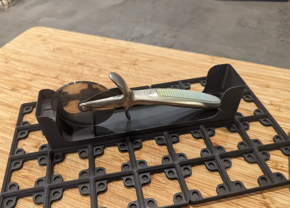 Gridfinity Pizza cutter holder Remixed by Christian Savard - MakerWorld