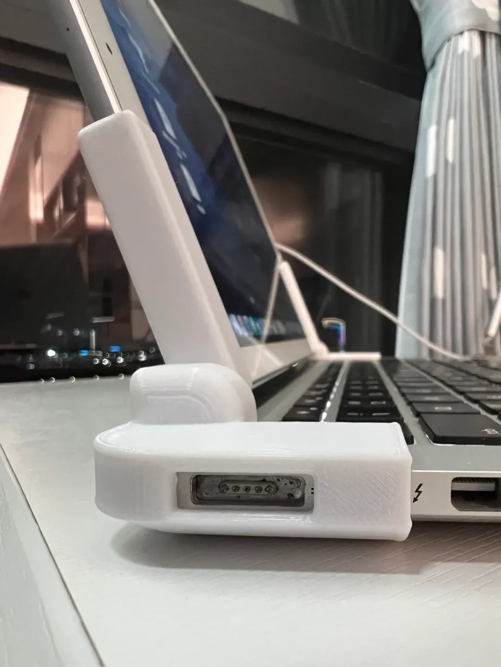 Half Macbook iPad stand (Headless Macbook External iPad Screen Stand ...