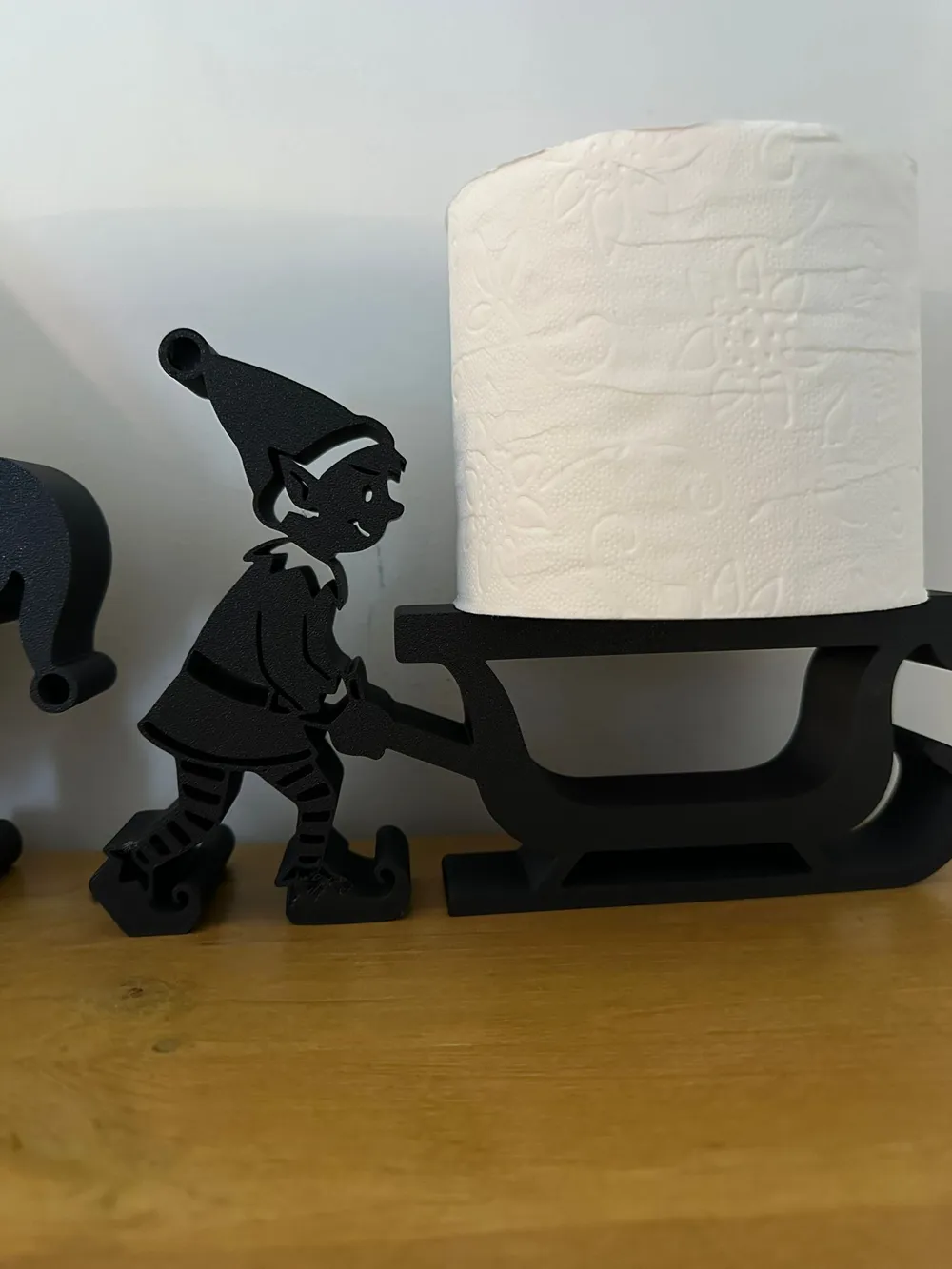 带有小精灵的圣诞卷纸架 来自 Almaxon 3D MakerWorld：免费下载 3D 模型