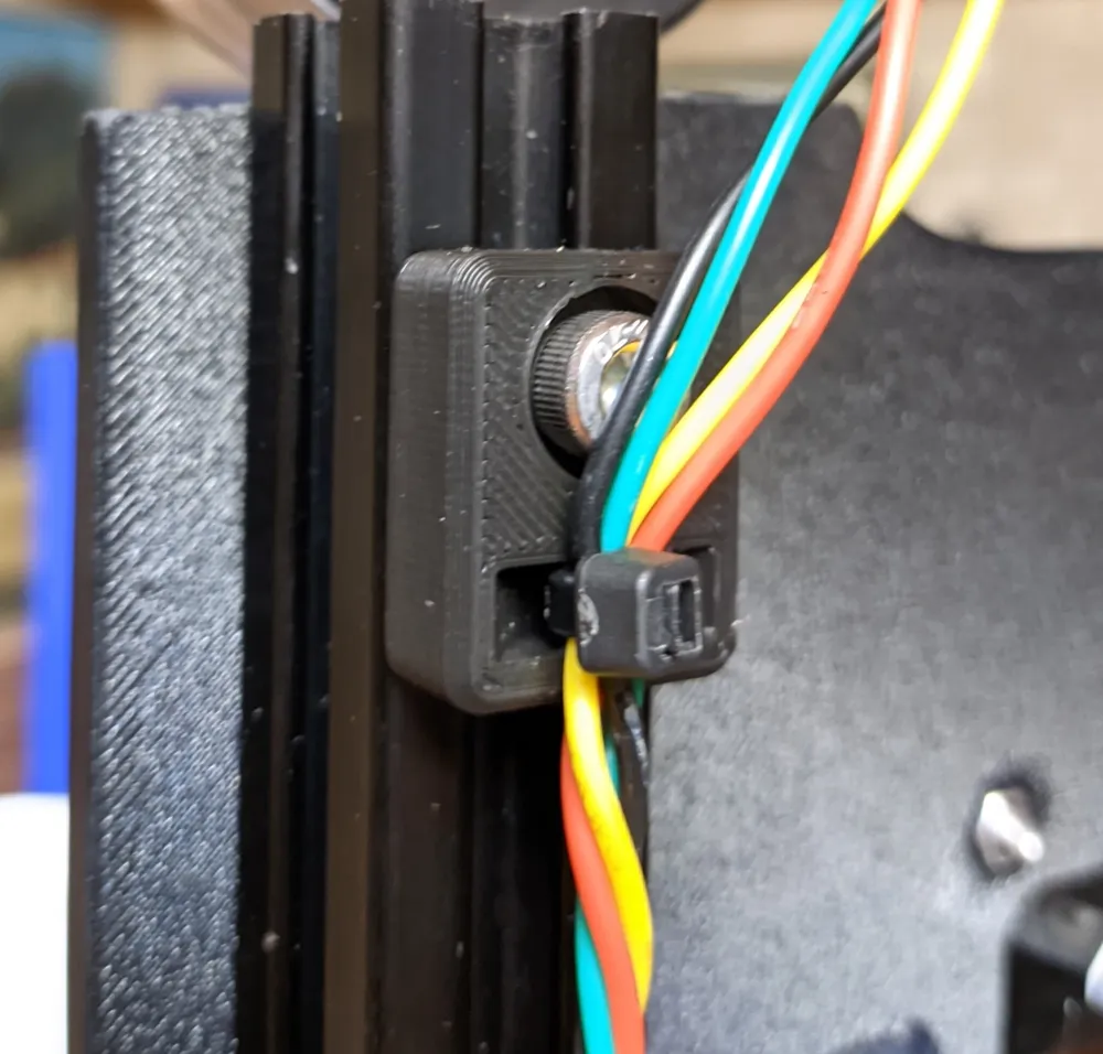 2020 extrusion cable guide by Rubén García - MakerWorld