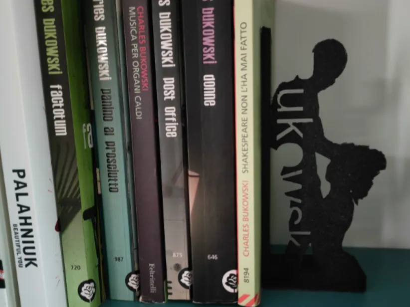 SUJETALIBROS BUKOWSKI - Modelo de impresión 3D gratuito - MakerWorld