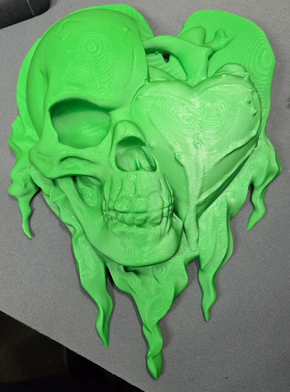 Heart and skull wall hanger by Signaturehobbies - MakerWorld