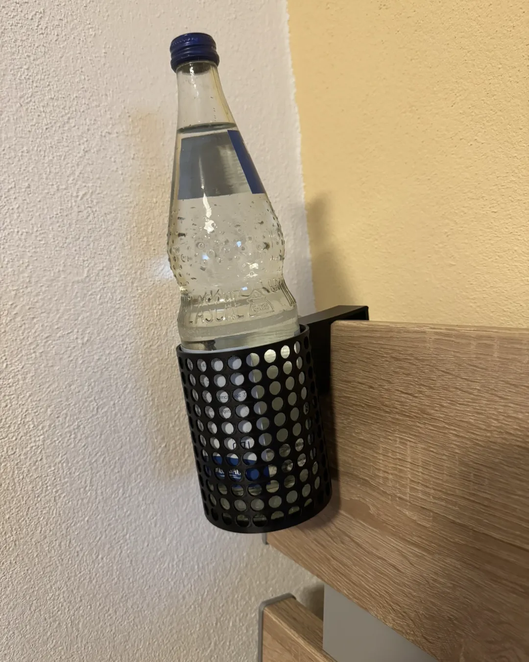 Flaschenhalter (für das Bett) von Dackel20 MakerWorld: Kostenlose 3D-Modelle herunterladen