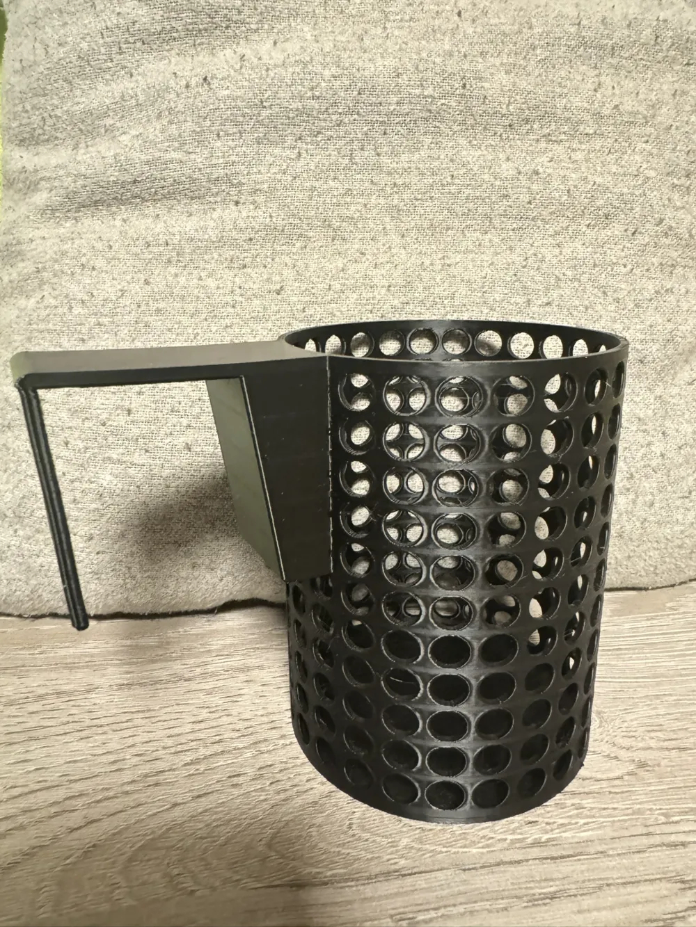 Flaschenhalter (für das Bett) von Dackel20 MakerWorld: Kostenlose 3D-Modelle herunterladen