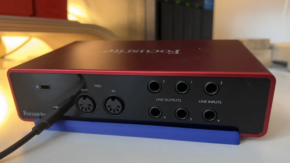 Focusrite Scarlet 4i4 - Angled desk stand by Niko Caignie - MakerWorld