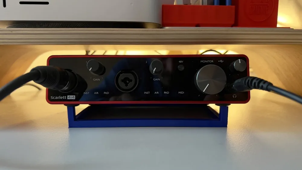 Focusrite Scarlet 4i4 - Angled desk stand by Niko Caignie - MakerWorld