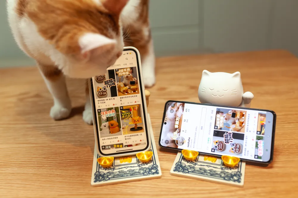 Lucky Cat Phone Stand-Catch the Fortune - Free 3D Print Model - MakerWorld