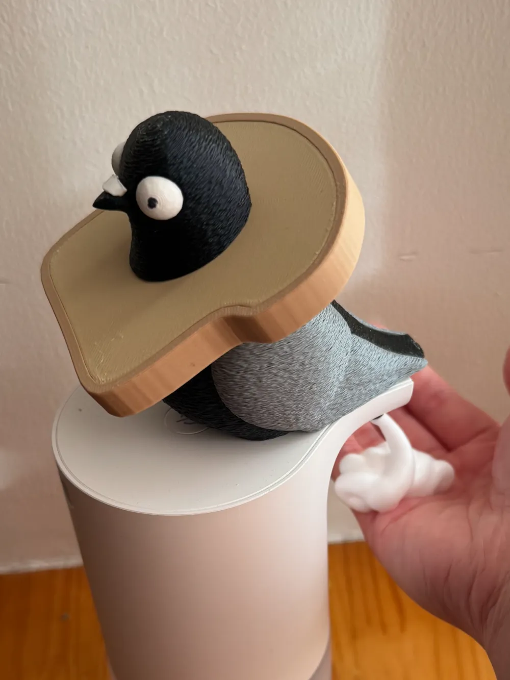 Taube auf dem Desinfektionsmittelspender – Kostenloses 3D-Druckmodell ...