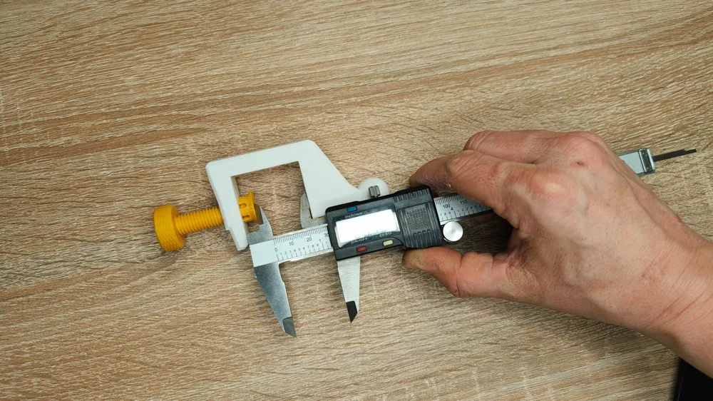 Vice with hinge by Yakuza MakerWorld: Download Free 3D Models