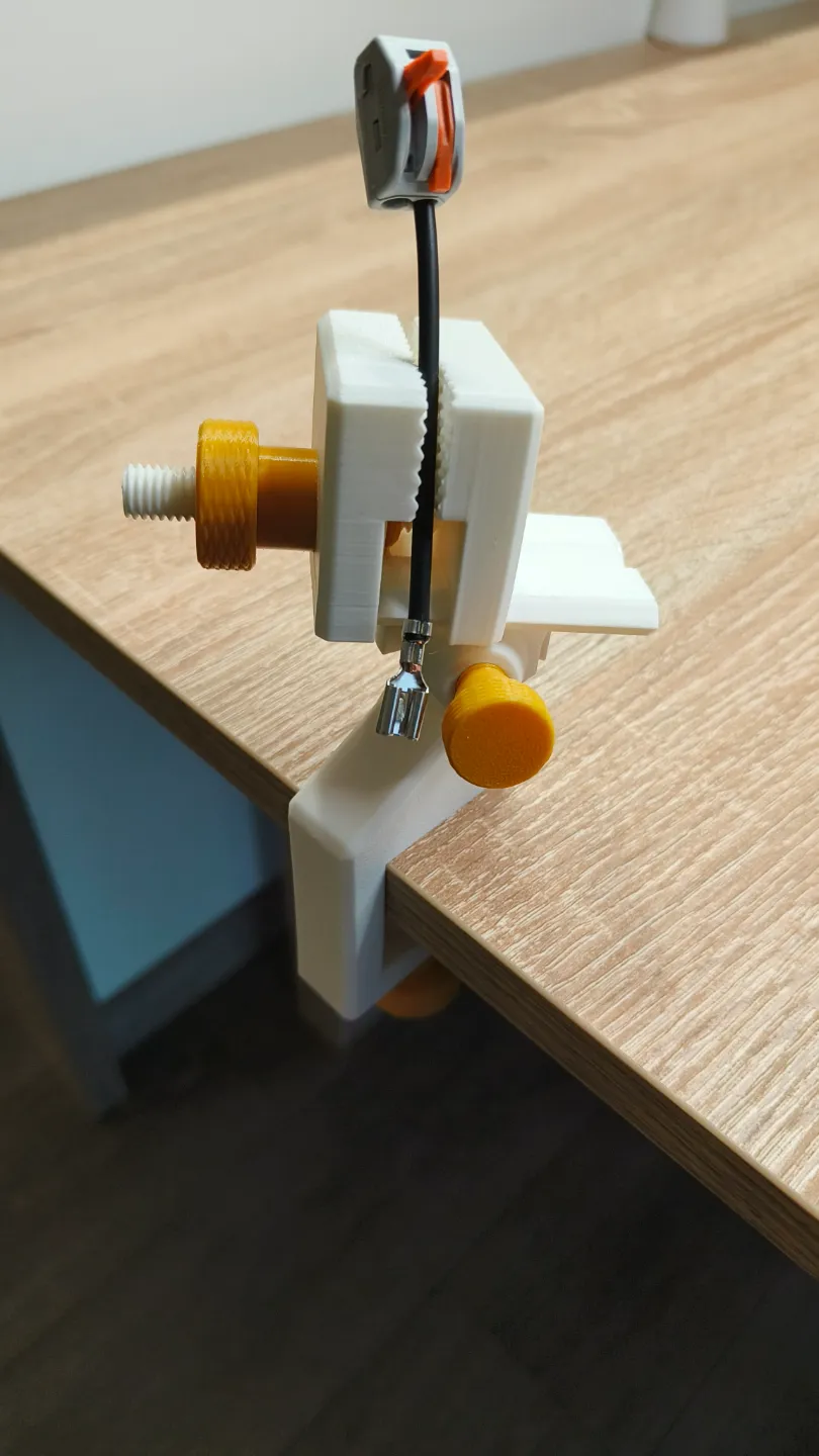 Vice with hinge by Yakuza MakerWorld: Download Free 3D Models