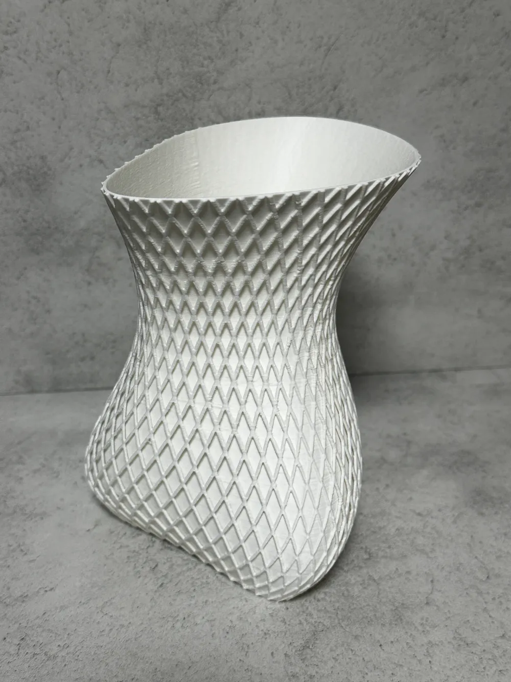 Futuristic Vase by xpisoverrated - MakerWorld