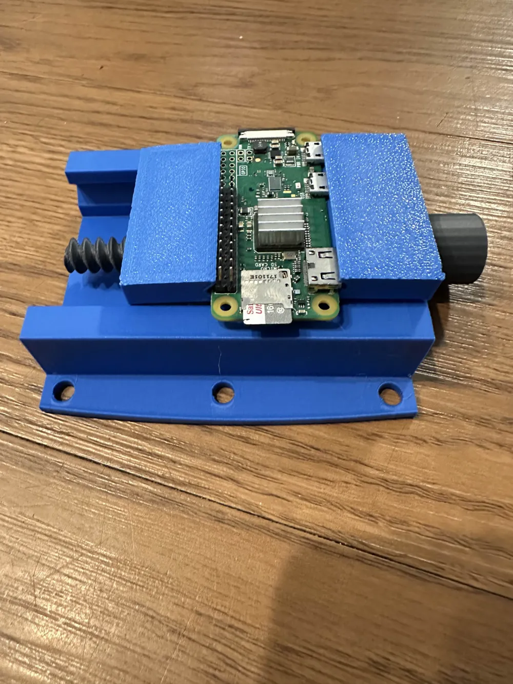 Simple PCB Vice. One plate, Adjustable jaws. by Wubs - MakerWorld